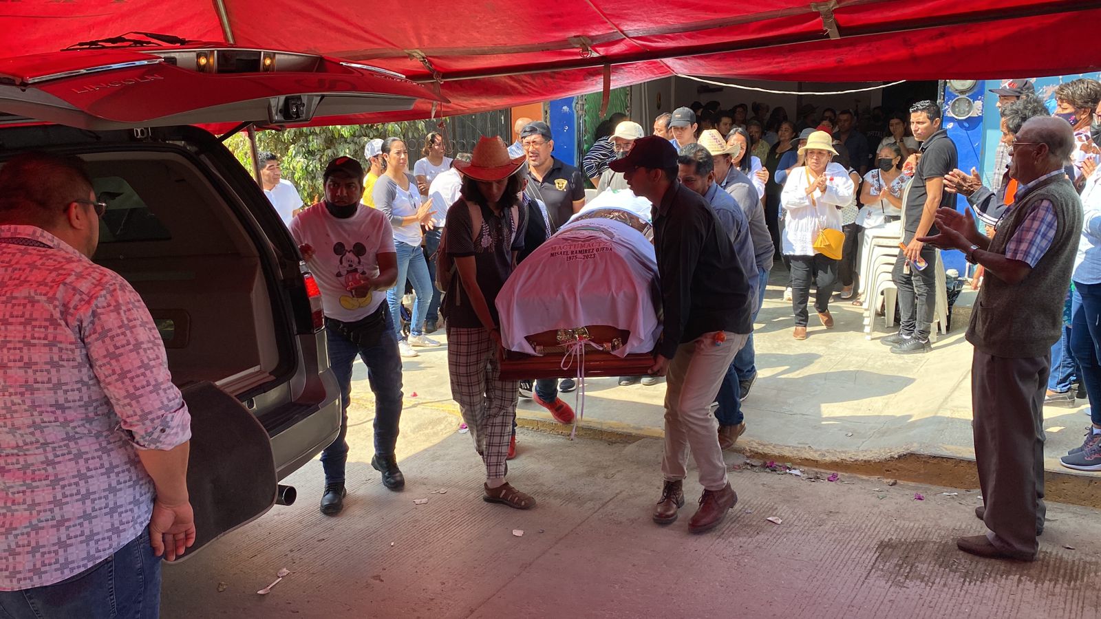 Entre aplausos despiden al profesor Misael Ramírez Ojeda - Noticias Voz e Imagen de Chiapas