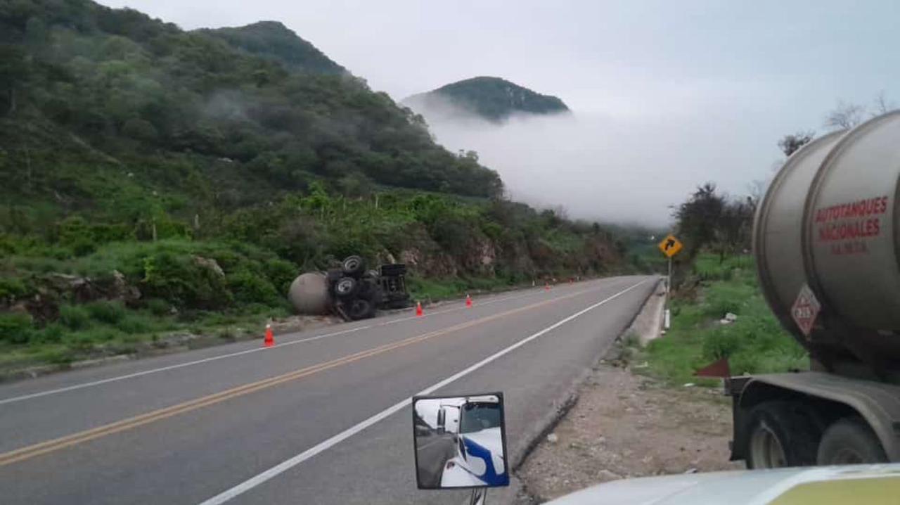 Volcadura de pipa de combustible sobre la autopista - Noticias Voz e Imagen de Chiapas